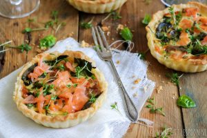 Mini quiche met gerookte zalm, spinazie en basilicum - Little Spoon